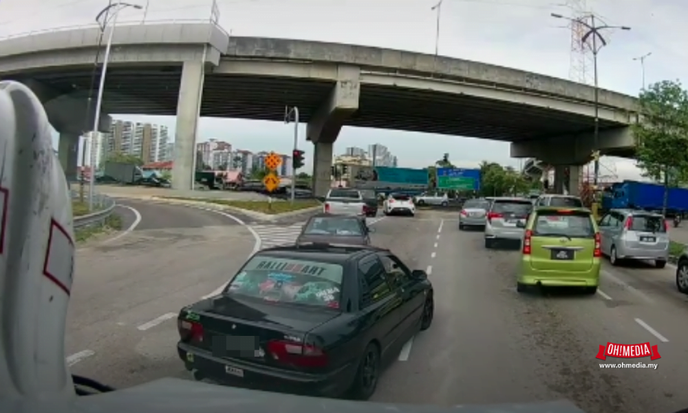 Pemandu Kereta Ditahan Akibat Menghalang Laluan Jentera Bomba Pada ...