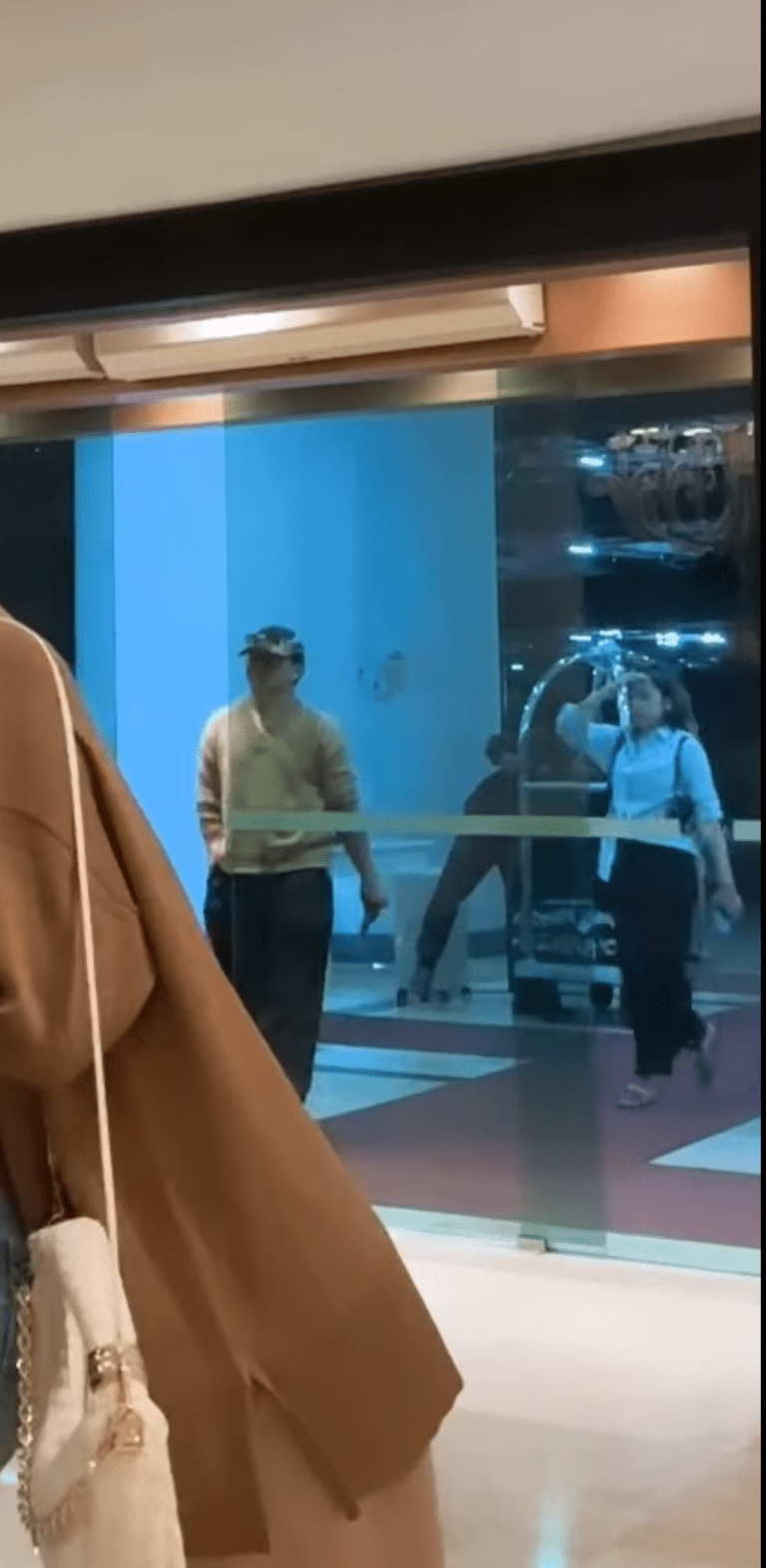 Kelibat Jofliam Dan Penampilan Dewi Tanpa Tudung Dilihat Tiba Di ...